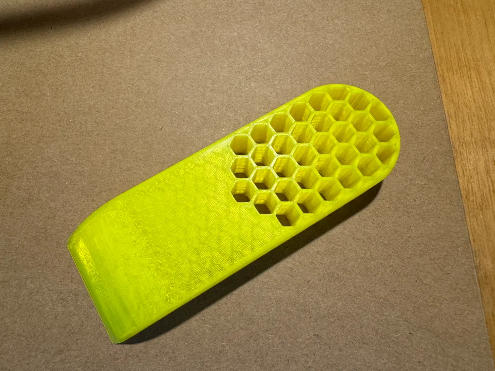 Minimalist honeycomb scraper by John Connor - MakerWorld