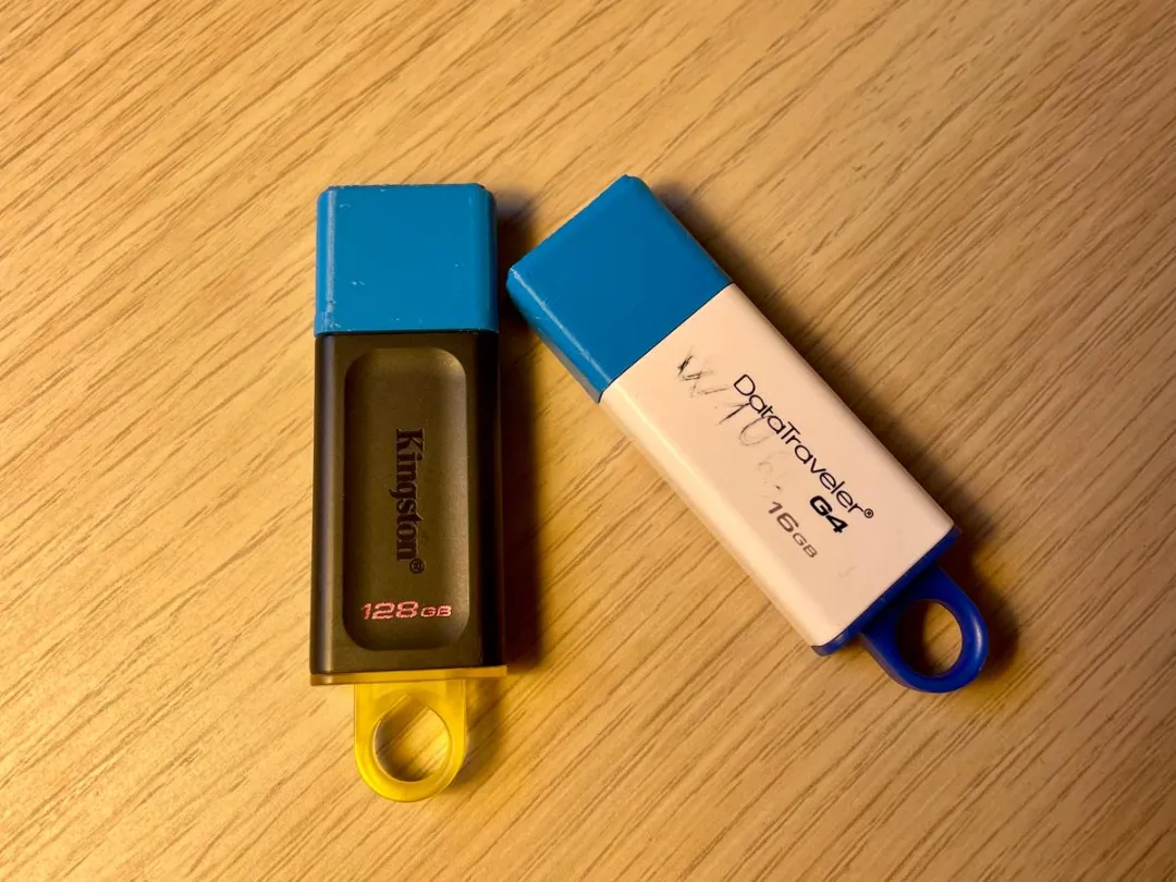 USB-KAPPE FÜR KINGSTON FLASH-TRÄGER "ENG ANLIEGEND" von Lorenzo ...