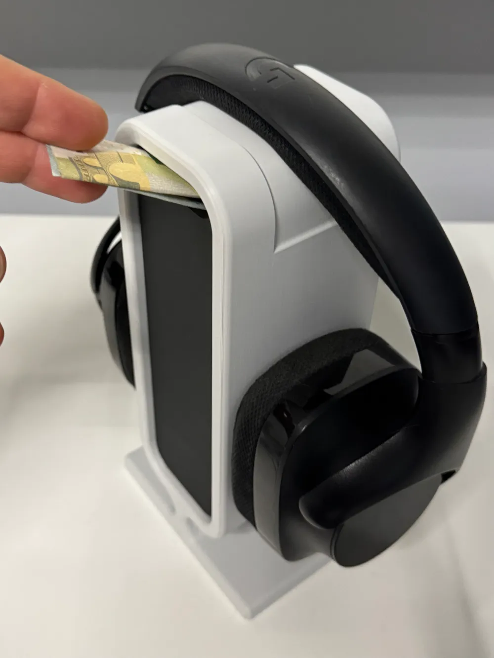 Headphone stand, changeable front + hidden box by cP3D MakerWorld ...