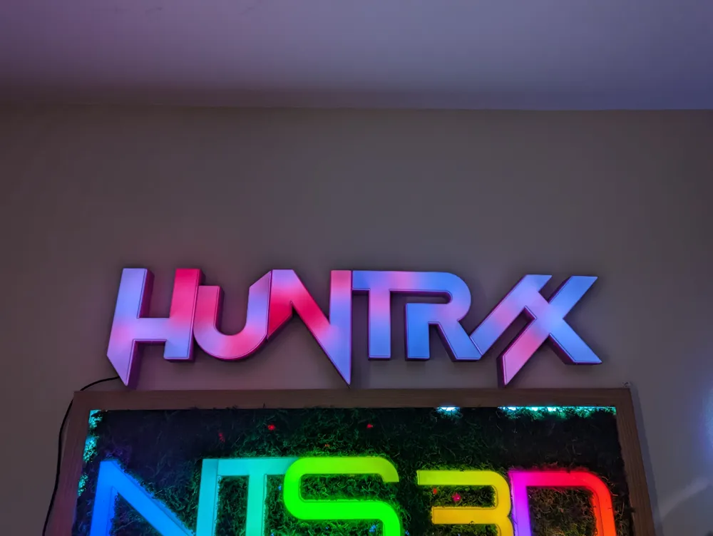 Letreiro LED grande Huntrix 830mm x 200mm por NotTooShabbyCreations ...