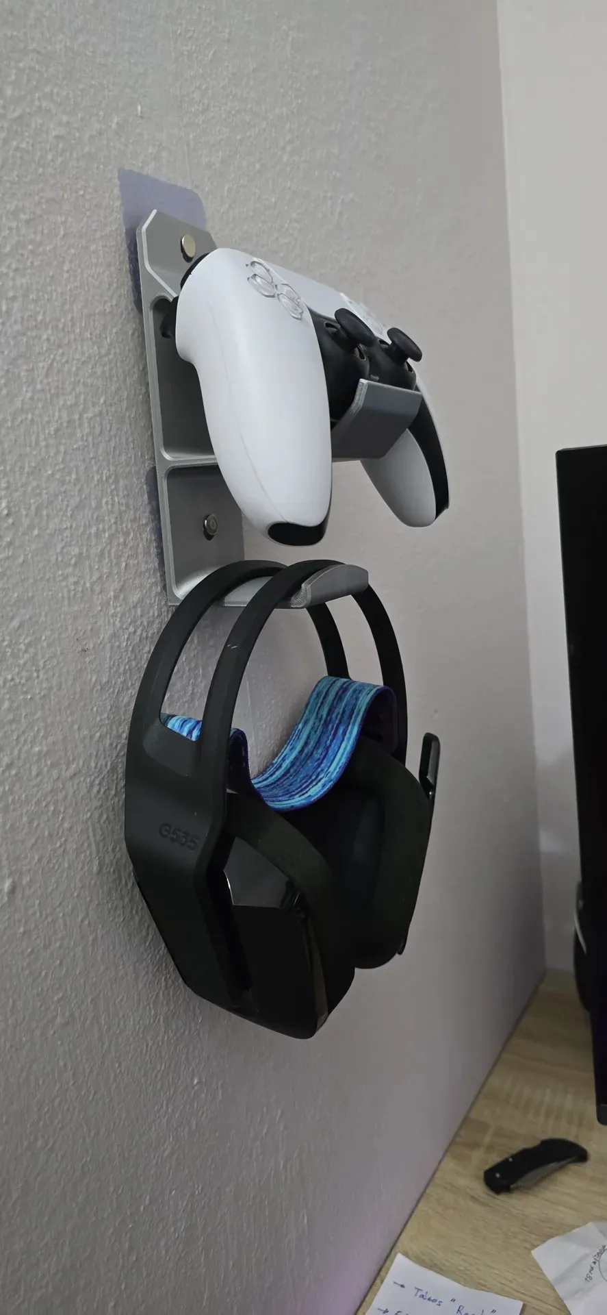 Controller and headset wall mount by RJota3D MakerWorld: Download Free ...