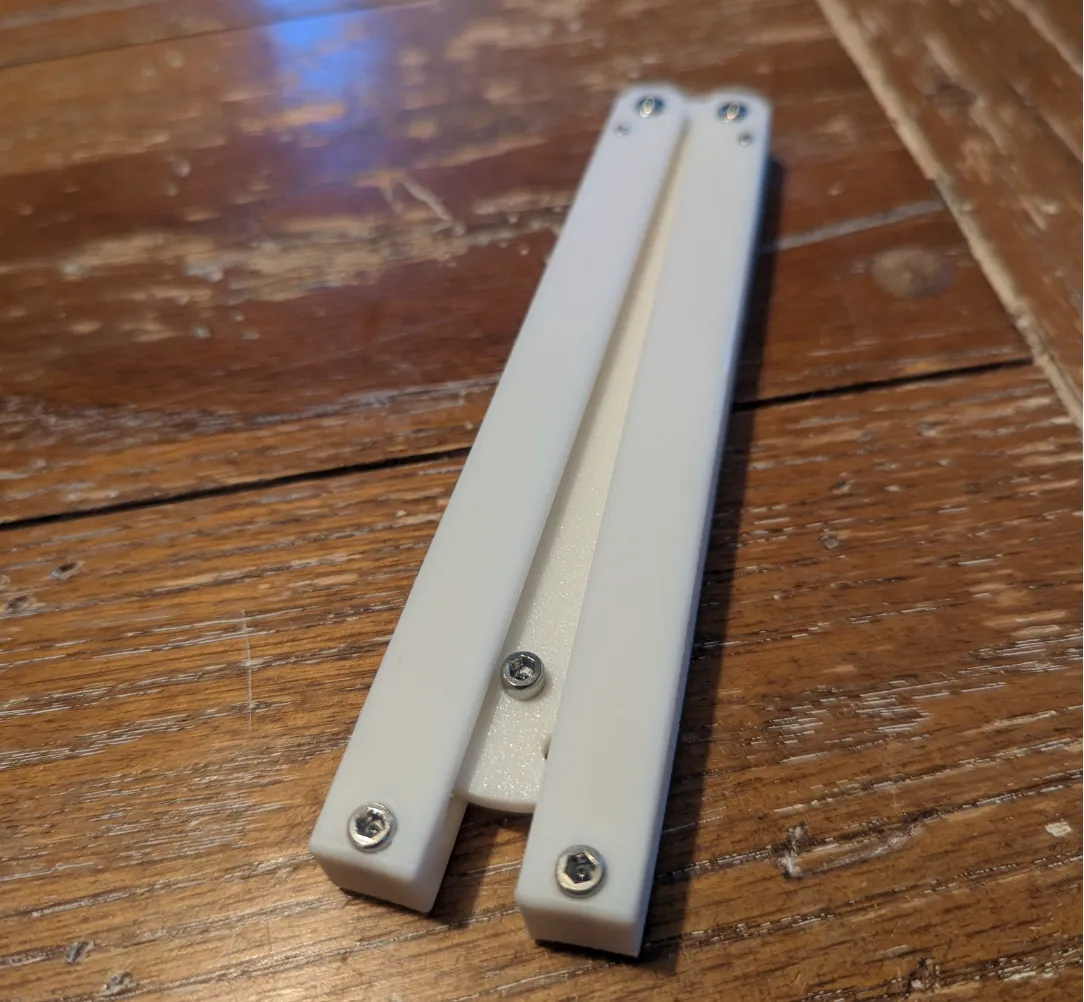 Squiddy-bを模倣したバリスティック/バタフライナイフ 作成者： Craft Corner MakerWorld：無料3Dモデルをダウンロード