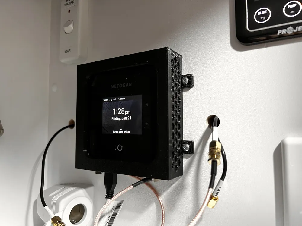 Netgear Nighthawk M5 Wall Mount by shanelord - MakerWorld