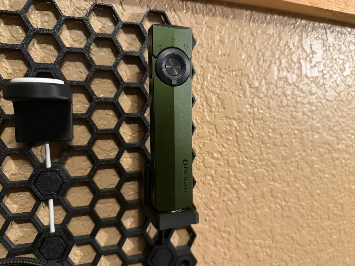 Soporte para cable de carga magnético HSW Olight MCC Remezclado por BG-makes MakerWorld ...