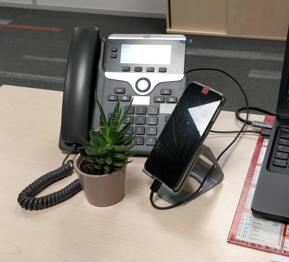 Simple Phone Stand by brixodin - MakerWorld