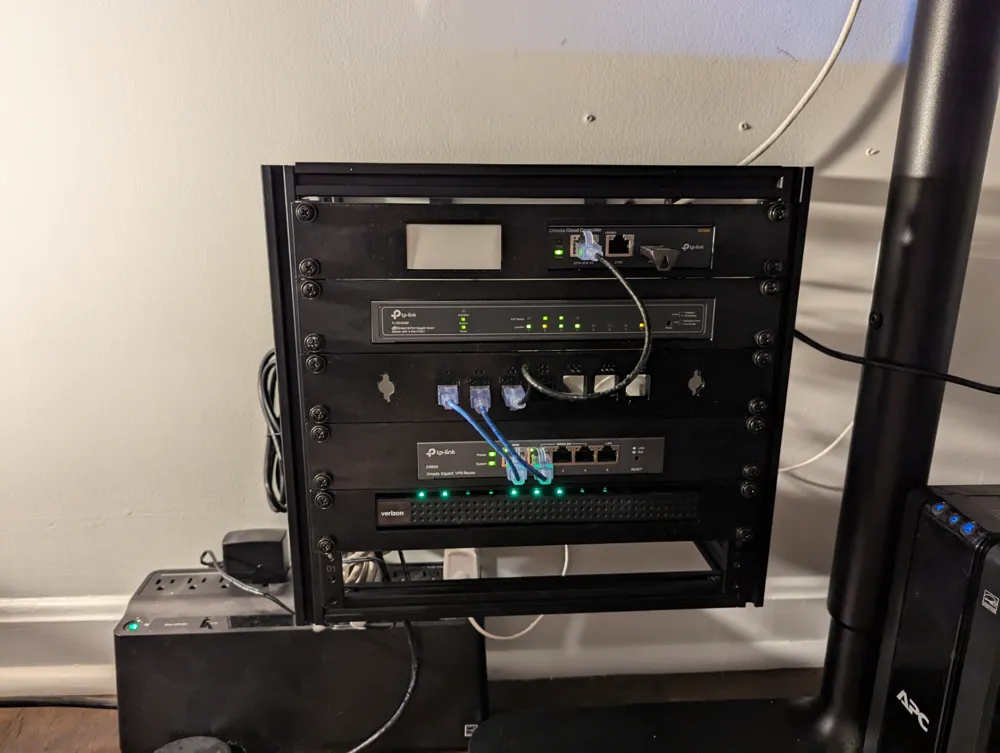 Miniature TP-Link Omada Server Rack by builder2024 - MakerWorld