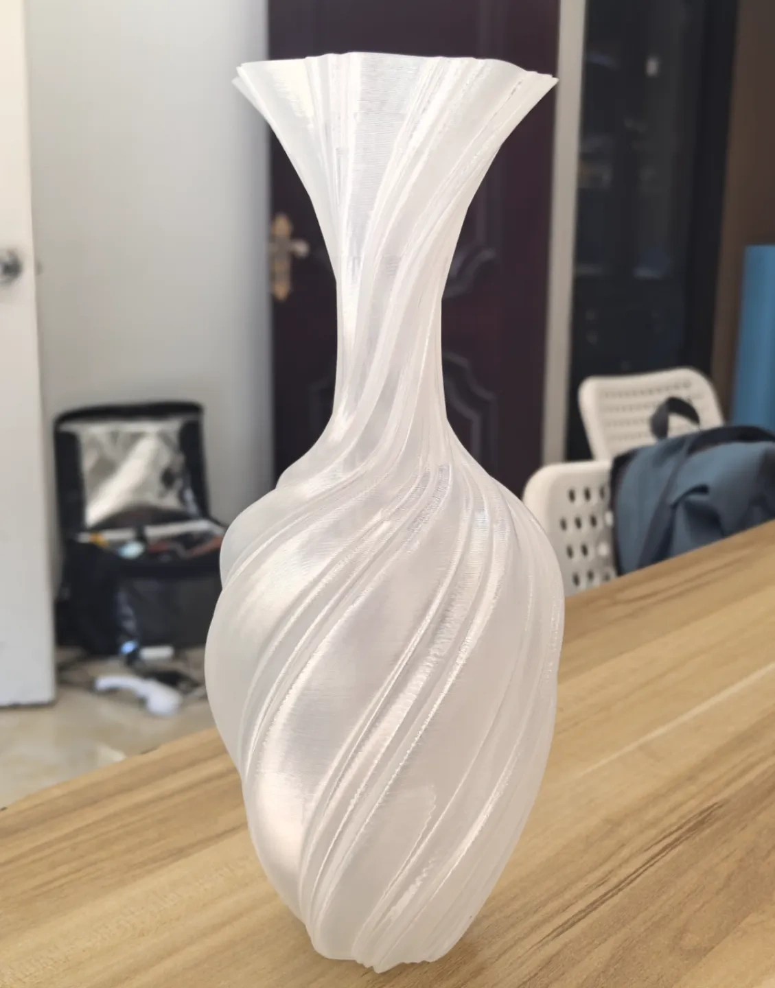 Rotating flower vase, transparent, elegant, asymmetrical by user ...
