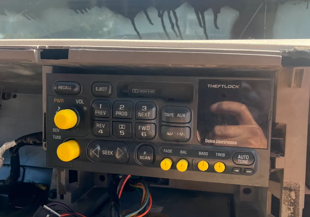 Chevrolet Suburban Stereo Knobs (1999) by Arturo - MakerWorld