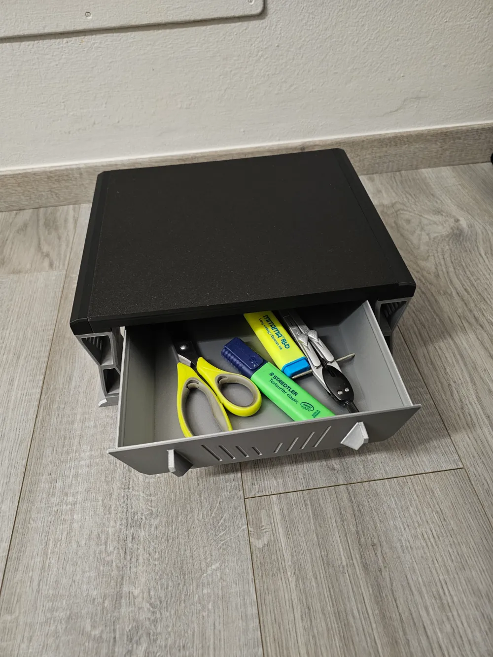 Multi-Monitor Lifter (+drawer + Rotating plate) by SimonMakerForge ...