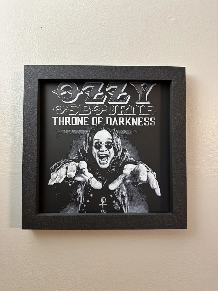 奥兹·奥斯本 - 黑暗王座 Hueforge 来自 Hey Ben MakerWorld：免费下载 3D 模型