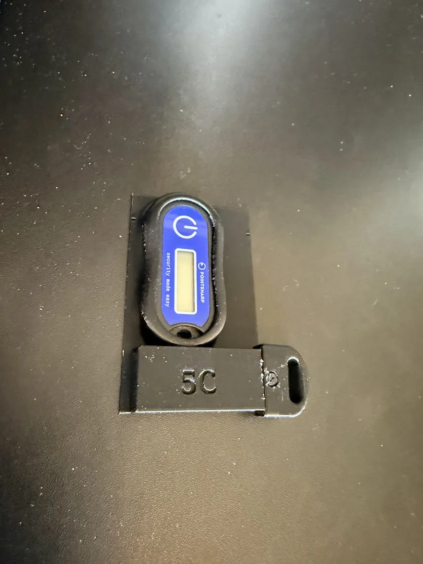 Pointsharp (新) 和 Yubikey 5C 支架套卡 - 免费 3D 打印模型 - MakerWorld