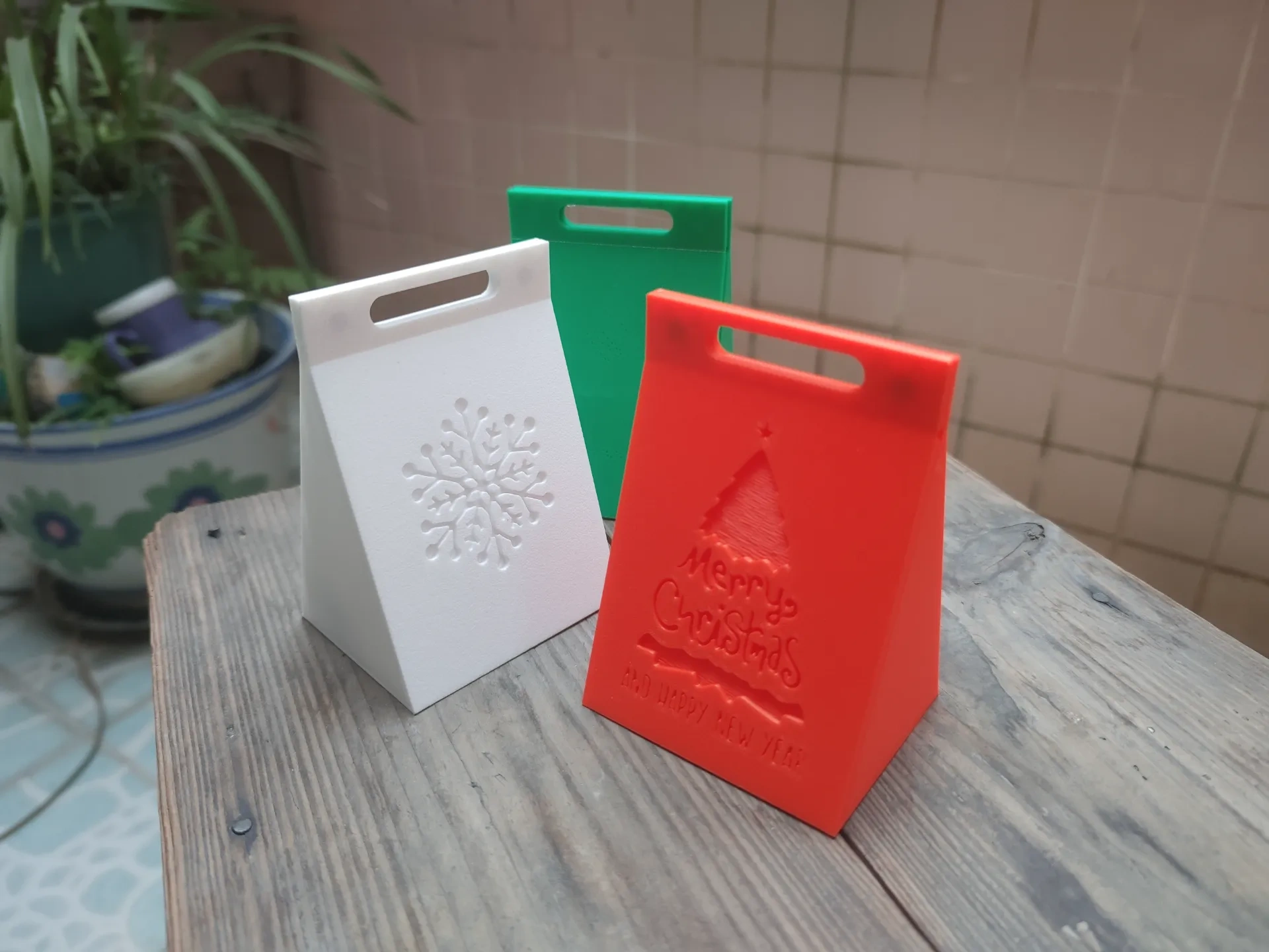 Christmas-themed Triangular Gift Box (Print-in-Place, No Supports) by ...