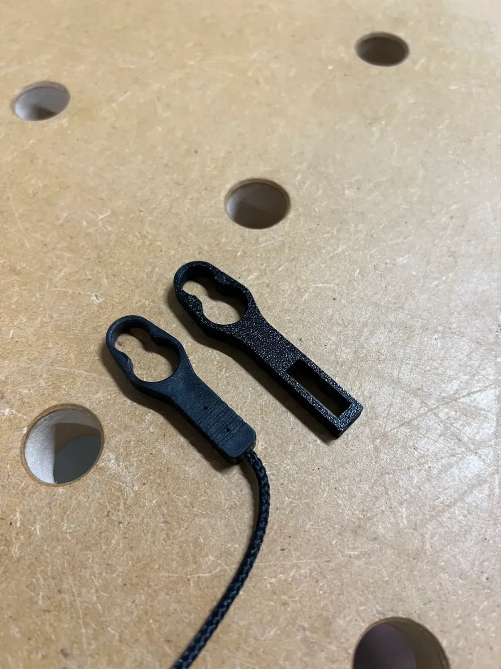 BMW X1 Parcel Shelf Hook by maddijoyce - MakerWorld