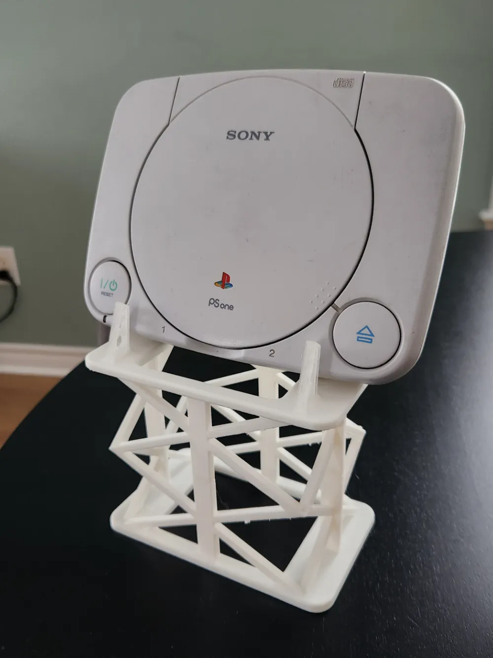 PSOne Elevated Vertical Stand 二次创作 - 来自 Duke Silver - MakerWorld