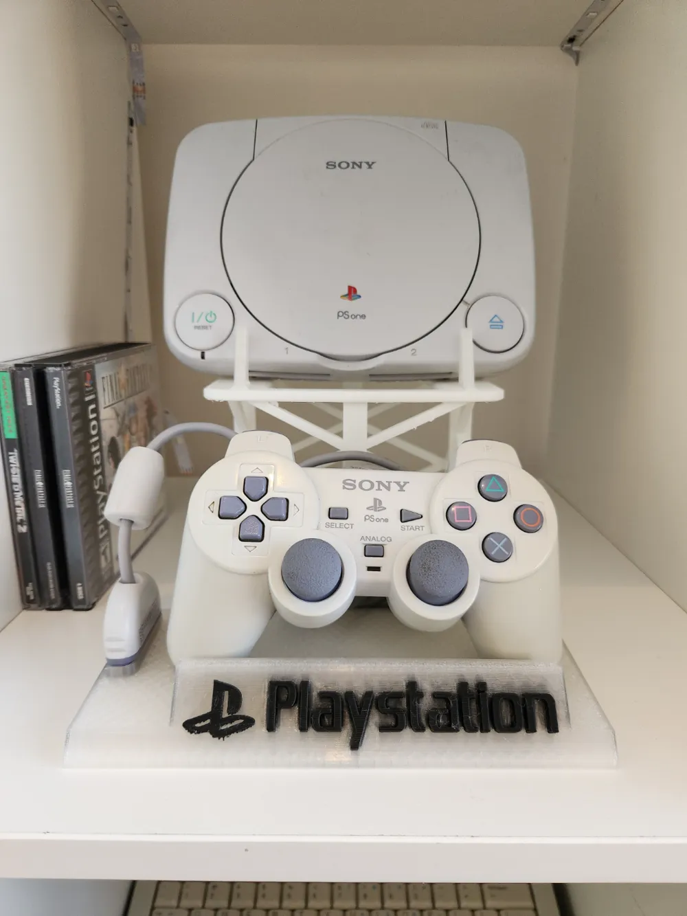 PSOne Elevated Vertical Stand 二次创作 - 来自 Duke Silver - MakerWorld