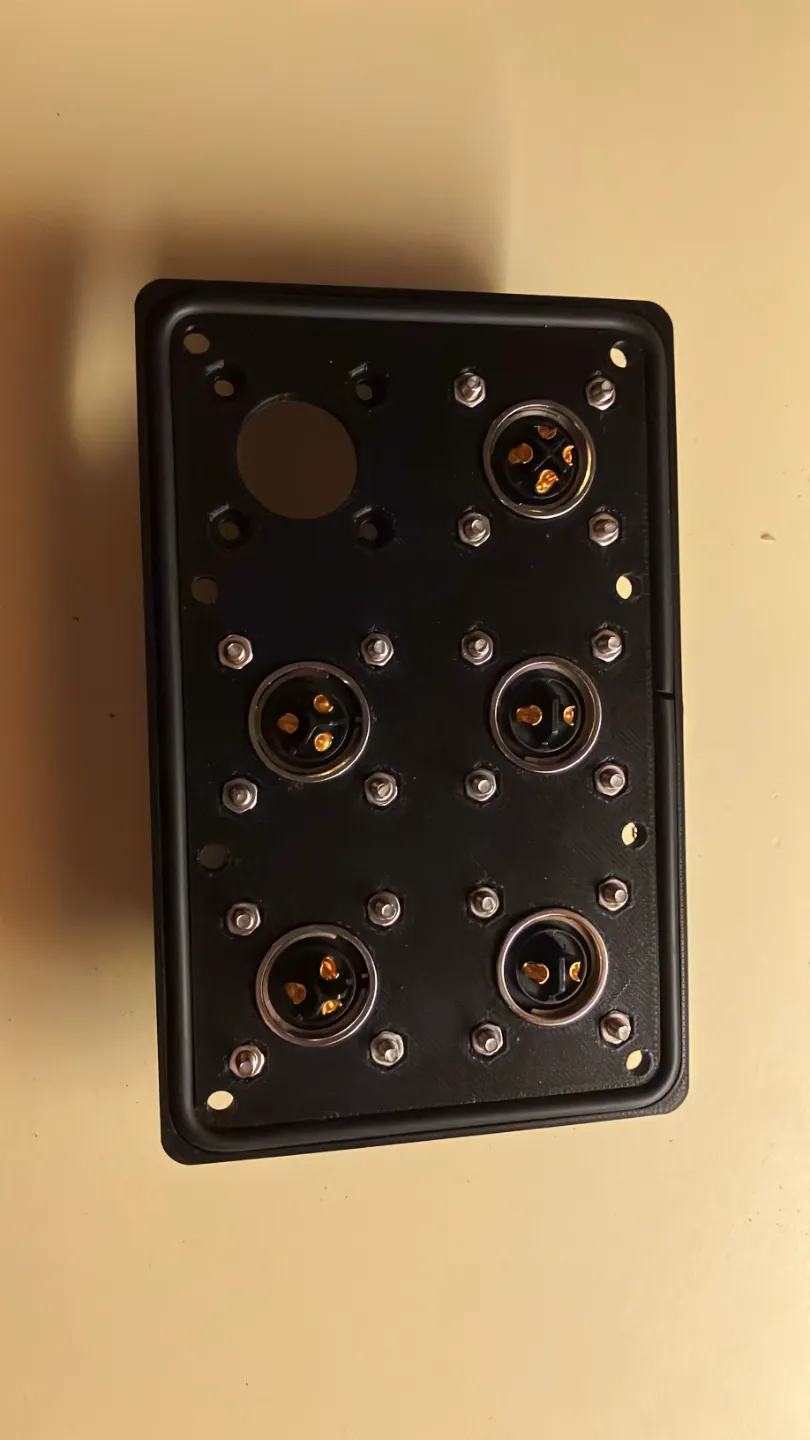 Connector Mounting Plate by alfons.junior - MakerWorld