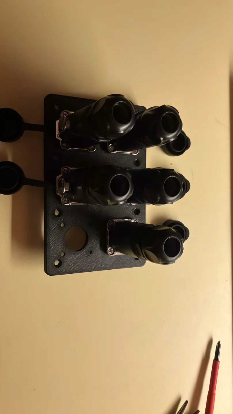 Connector Mounting Plate by alfons.junior - MakerWorld