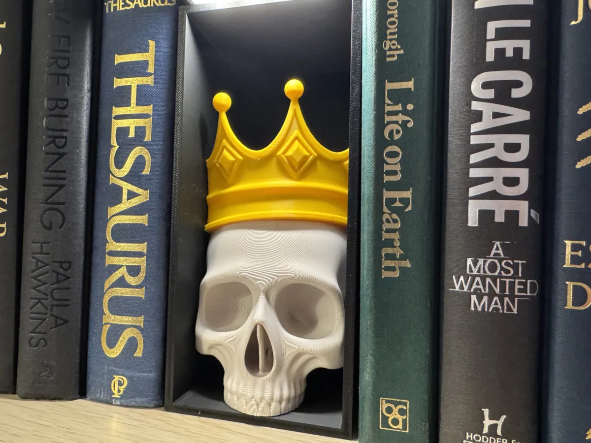 Regal Crowned Skull Bookshelf Nook - Free 3D Print Model - MakerWorld