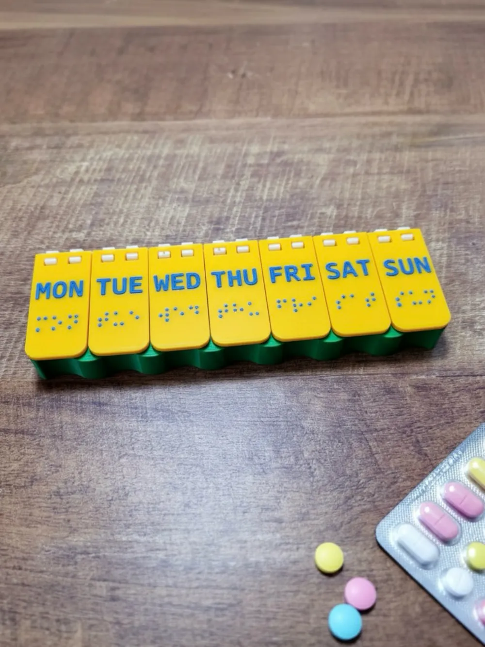 Universal Weekly Pill Box – 5 Languages + Braille - Free 3D Print Model ...