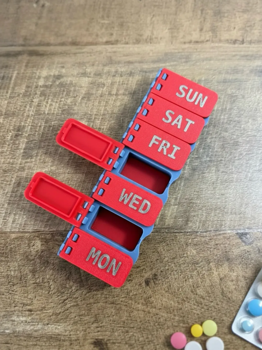 Universal Weekly Pill Box – 5 Languages + Braille - Free 3D Print Model ...