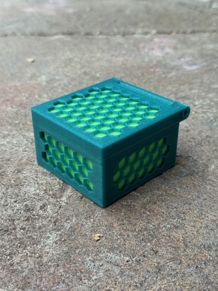 Honeycomb two-tone box with hinged lid - Free 3D Print Model - MakerWorld