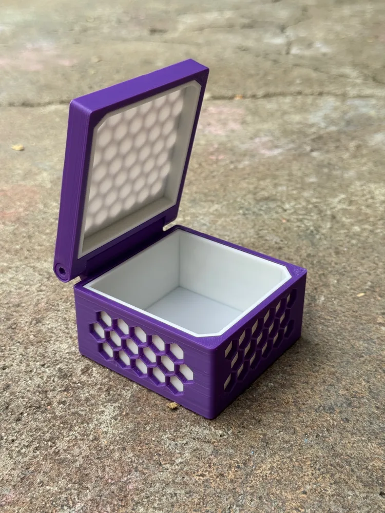 Honeycomb two-tone box with hinged lid - Free 3D Print Model - MakerWorld