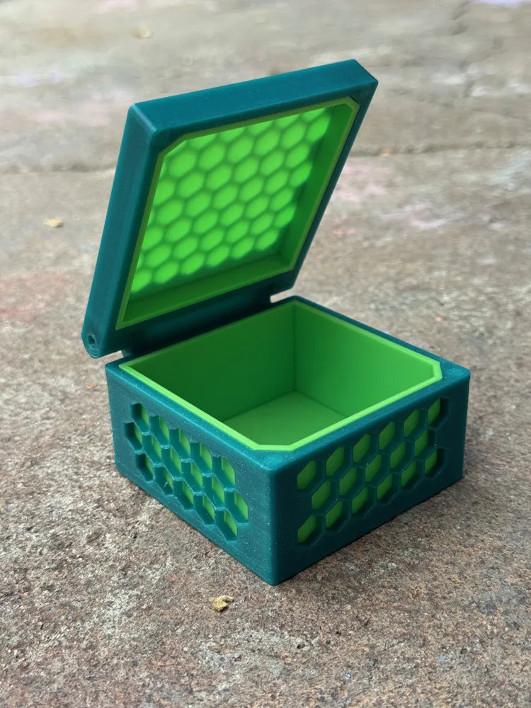Honeycomb two-tone box with hinged lid - Free 3D Print Model - MakerWorld