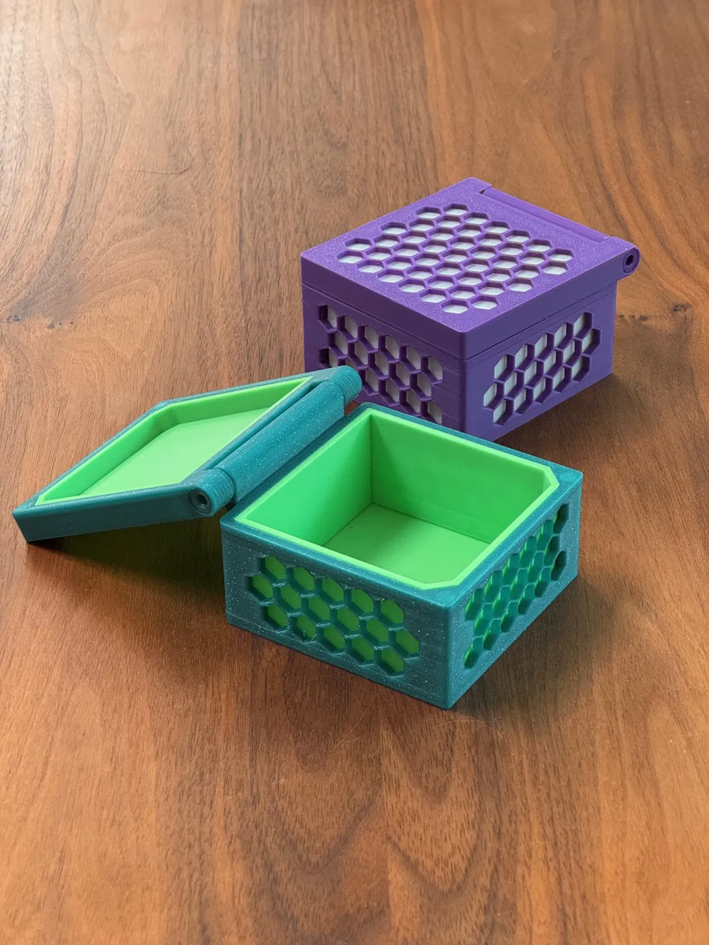 Honeycomb two-tone box with hinged lid - Free 3D Print Model - MakerWorld