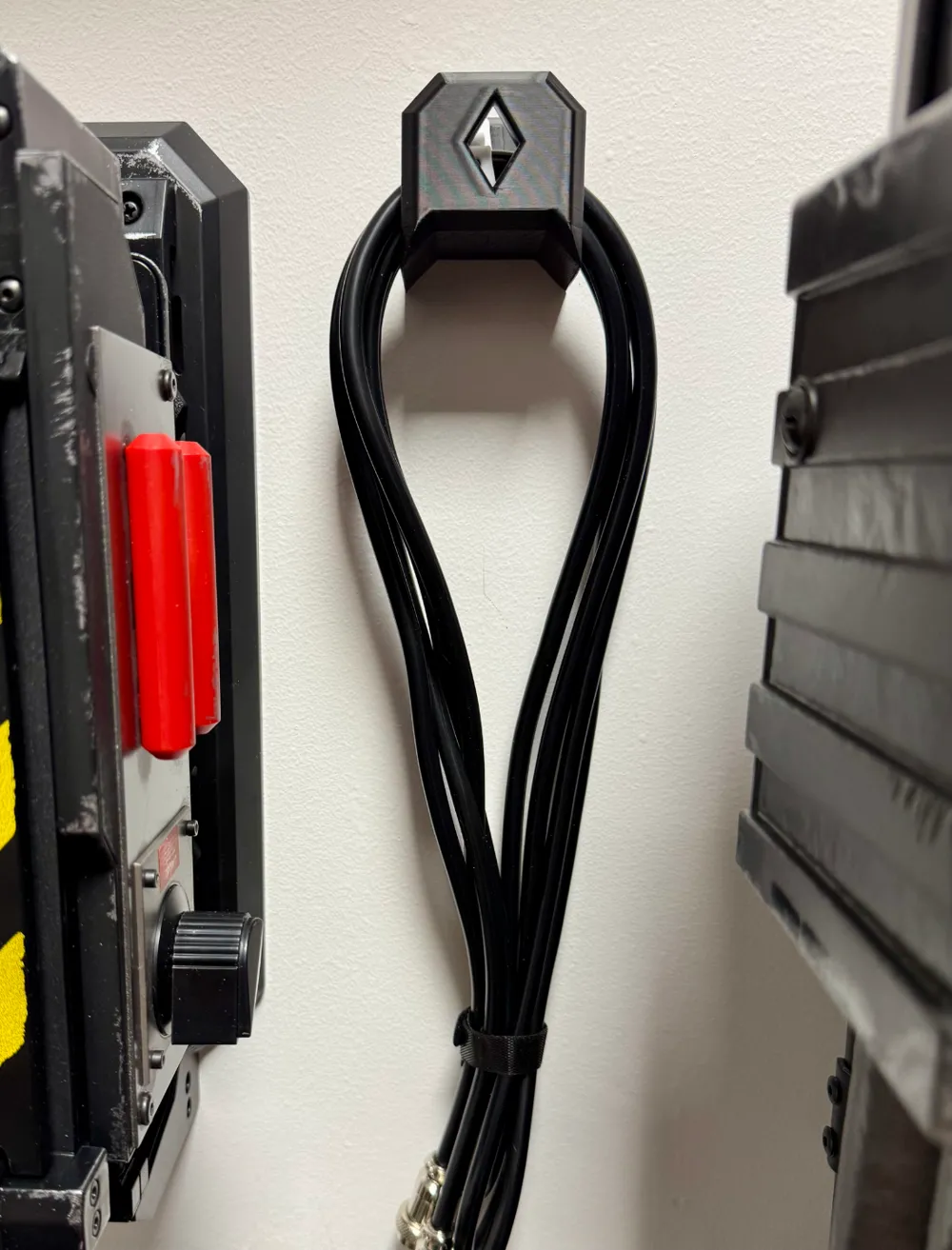 Cable hanger for the GB Two In The Box ghost trap by Dave W - MakerWorld