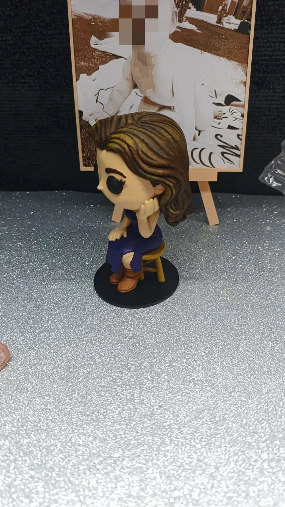 Funko Pop Chica posing in a chair by Mis ratos libres 3d MakerWorld ...