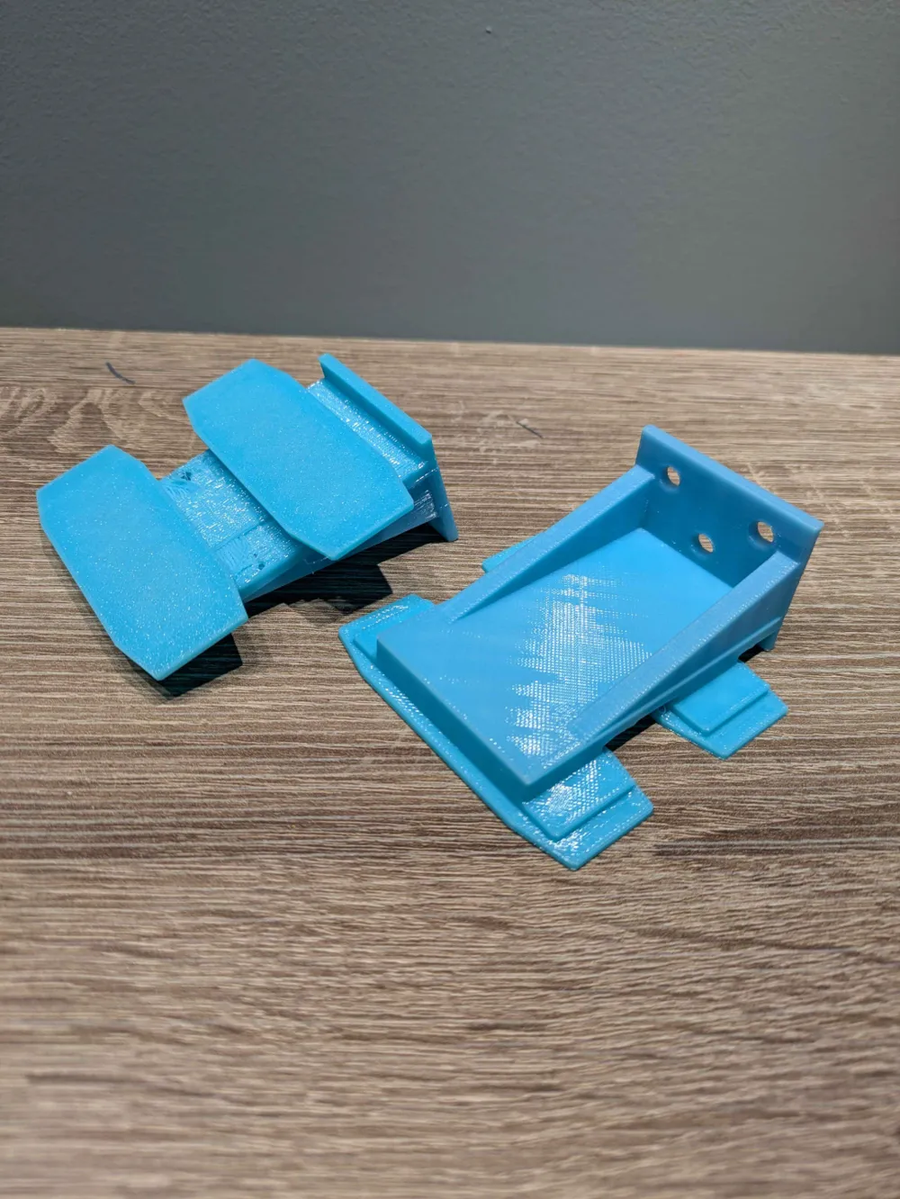 Hot Wheels double track wall mount by AllTheseFeels - MakerWorld