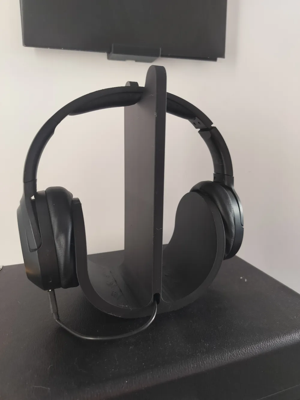 Headphone stand with integrated cable guide. by 3D Van Reeth - MakerWorld