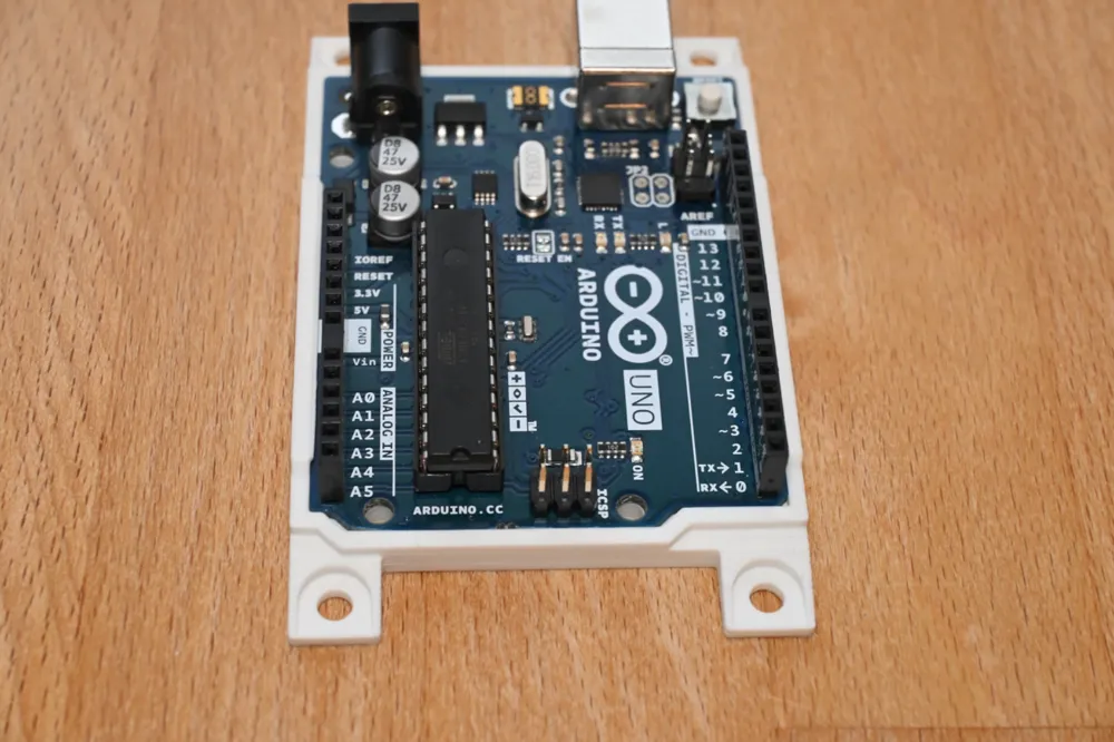 Open, snap-in Arduino UNO mount by Chief human - MakerWorld