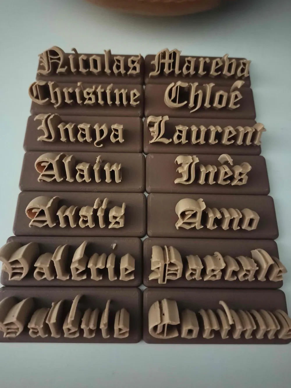 Name Tag - Editable place cards (fusion 360 file) by Nitros MakerWorld ...