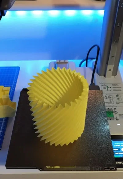 Wavy Pen Holder by Buzzzz - MakerWorld