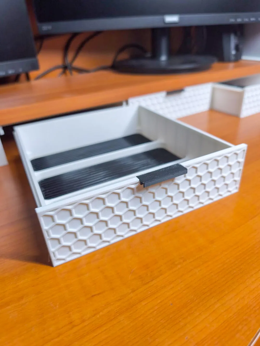 显示器增高架带超大抽屉和眼镜隔层 来自 Frank3D MakerWorld：免费下载 3D 模型