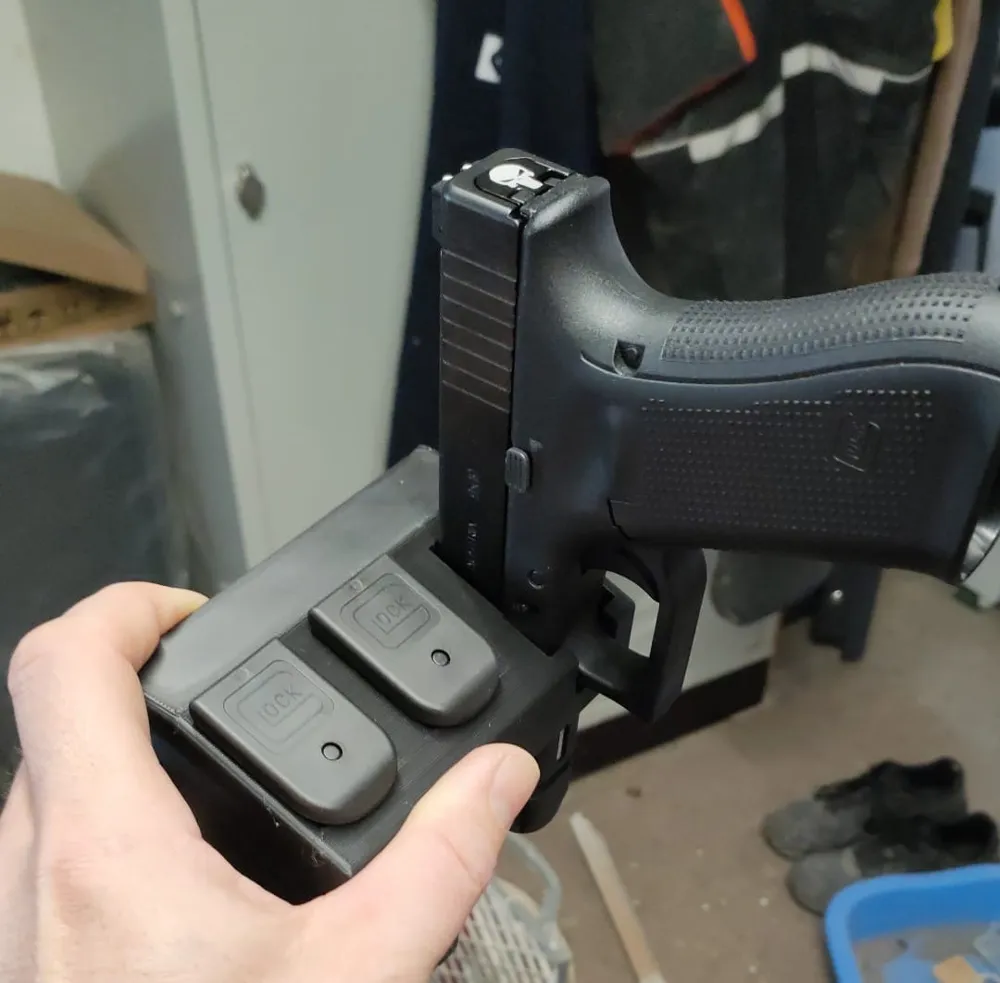 Glock 17 & 19 Holder + 2 Magazines by Jansochseiner MakerWorld ...