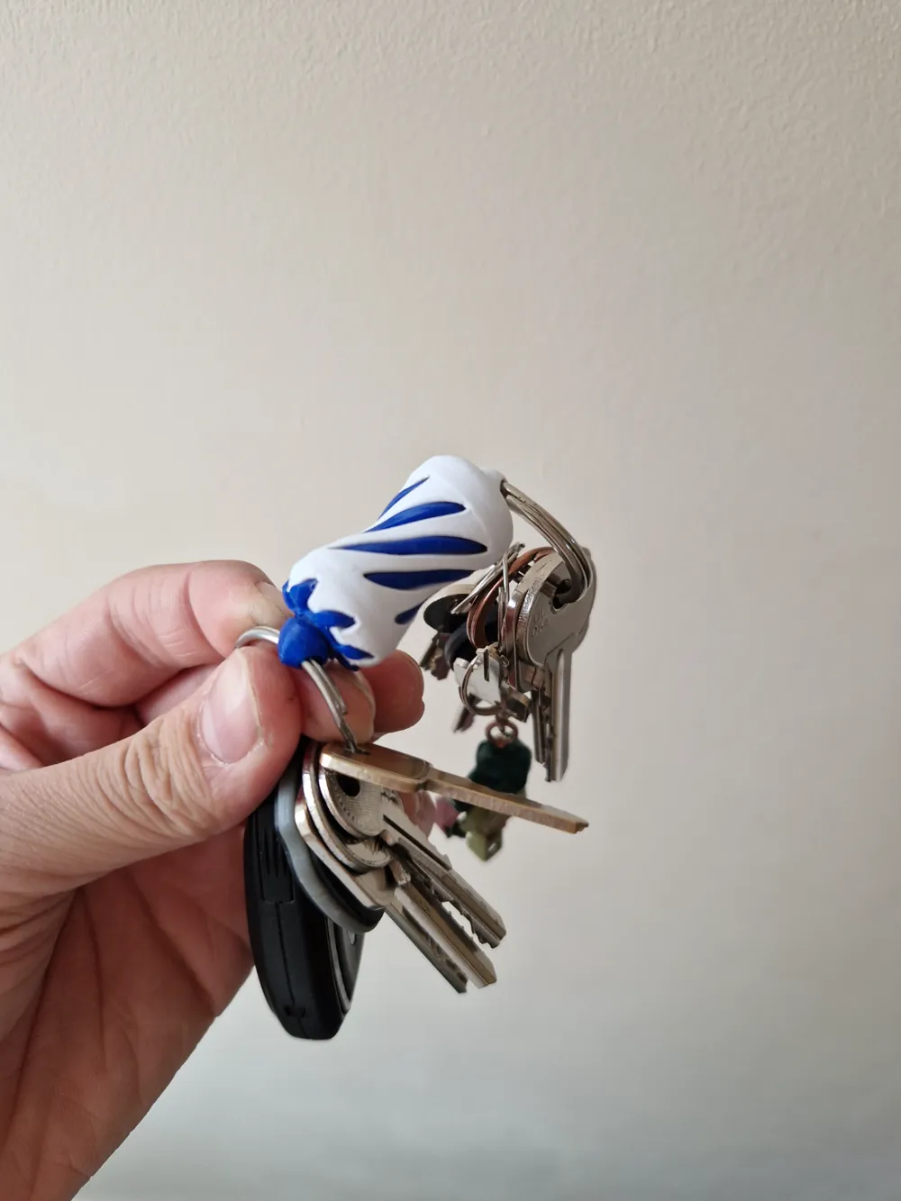 Impossible twist -Dock your friends / Key holder by Nathan Ellis ...