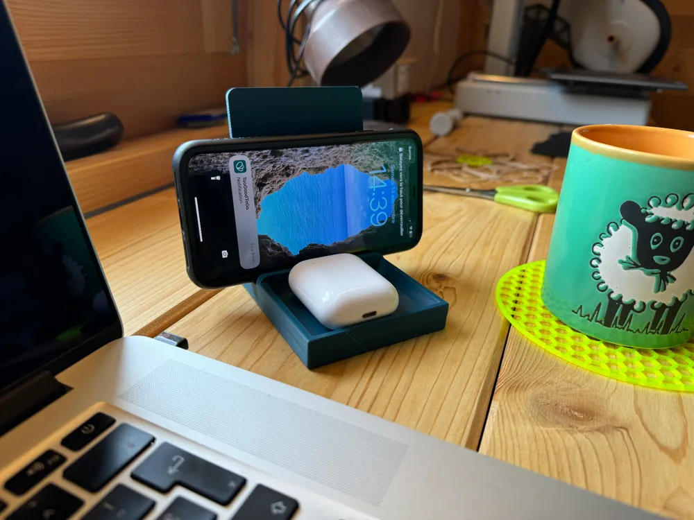 Modern and elegant desk smartphone stand by John Connor - MakerWorld