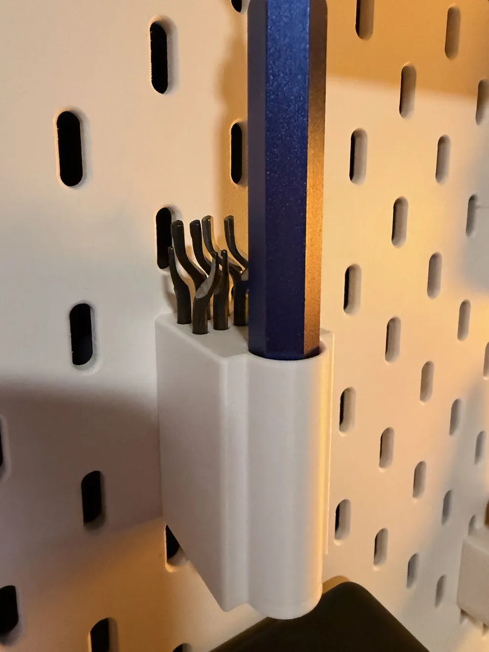 Skadis - Deburring Tool Holder - Free 3D Print Model - MakerWorld