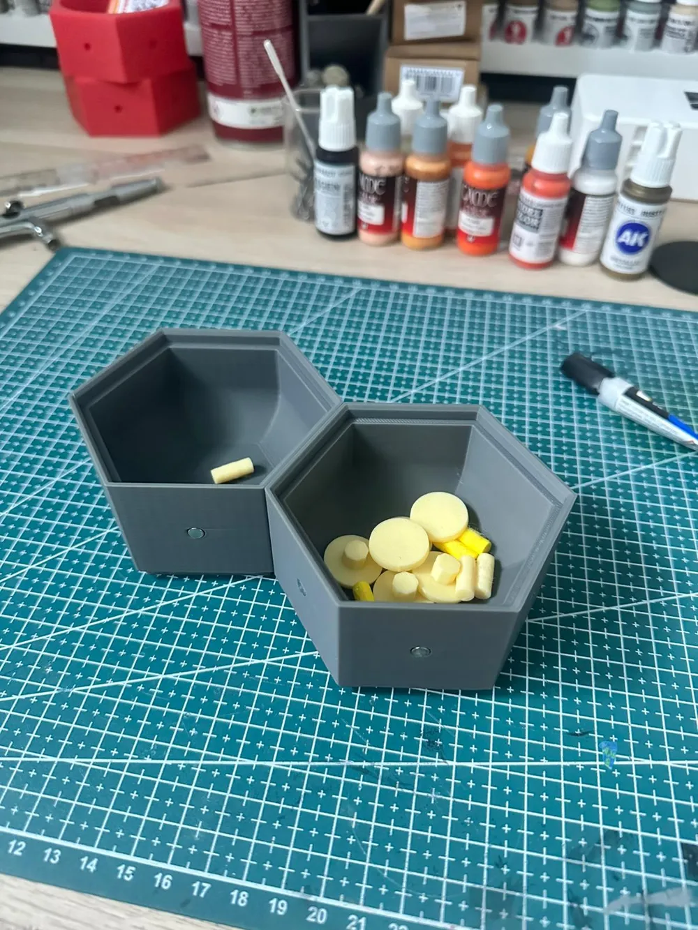 Simple hexagonal magnetic containers by Little HIOB MakerWorld ...