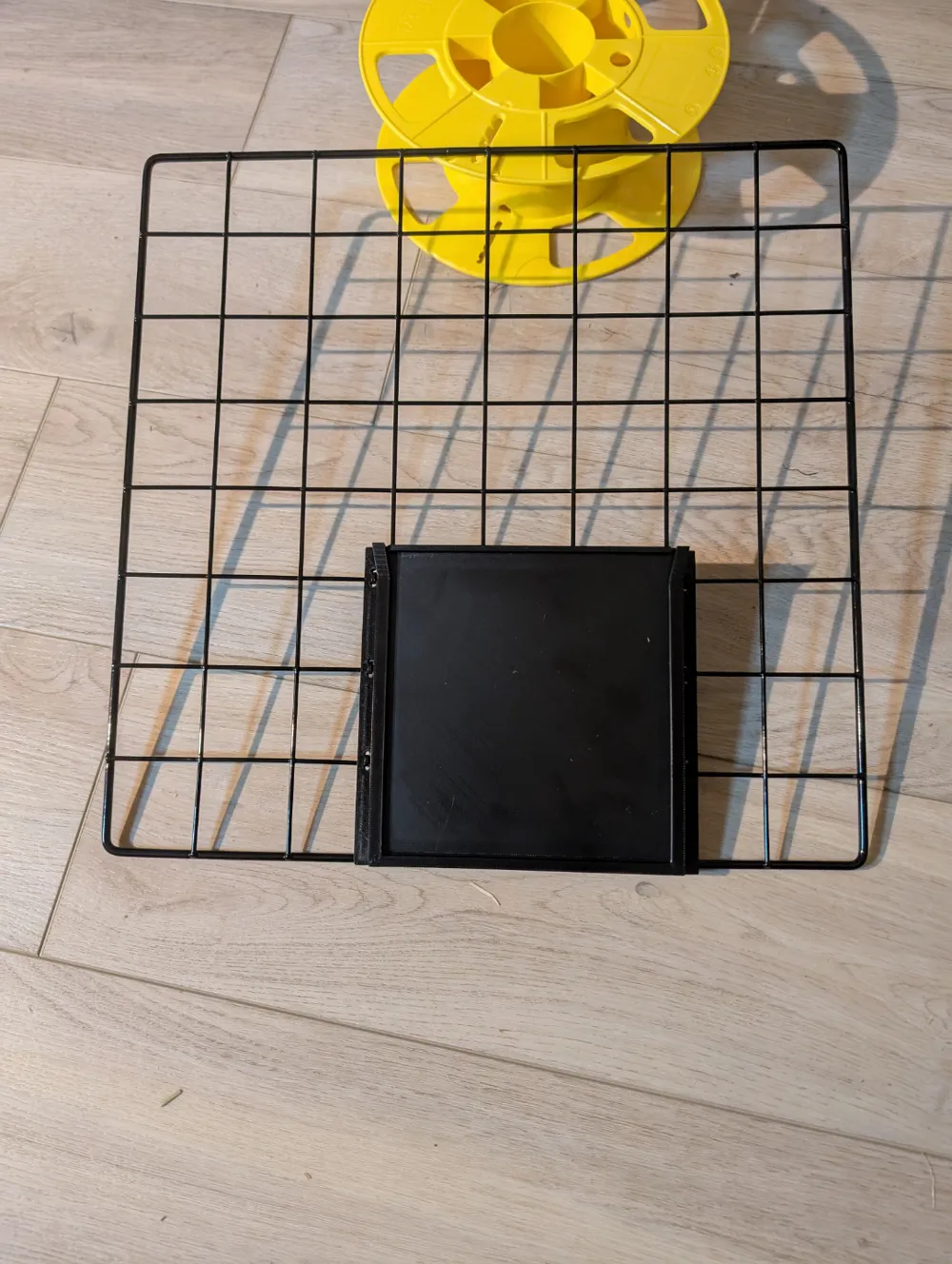 Guinea Pig Sliding Hatch by ZeibersteinMakerWorld: Download Free 3D Models
