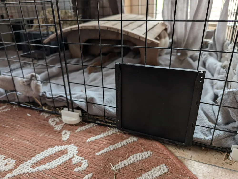 Guinea Pig Sliding Hatch by ZeibersteinMakerWorld: Download Free 3D Models