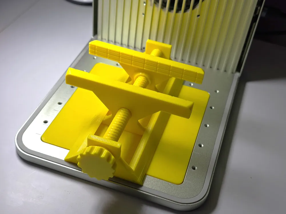 Xtool F1-F2_vice_centered - Free 3D Print Model - MakerWorld