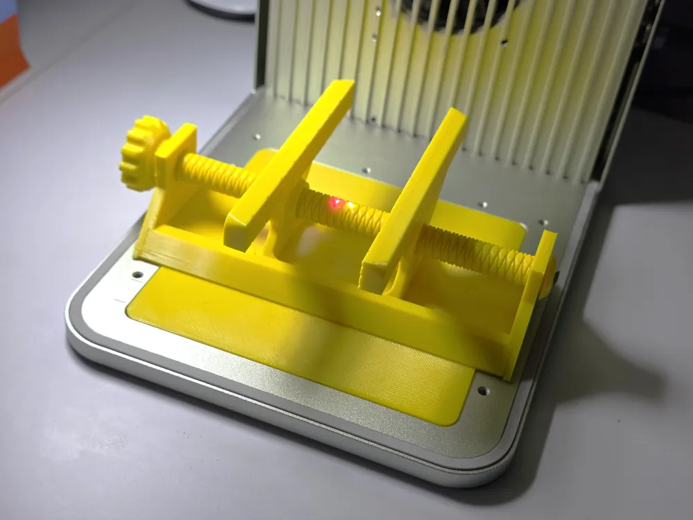 Xtool F1-F2_vice_centered - Free 3D Print Model - MakerWorld