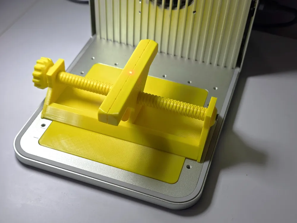 Xtool F1-F2_vice_centered - Free 3D Print Model - MakerWorld