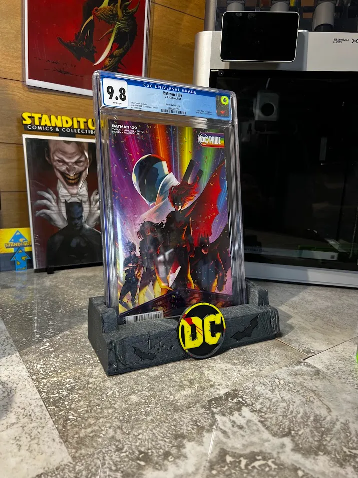 Batman / DC - Damaged Graded Comic Stand by standitupstore - MakerWorld