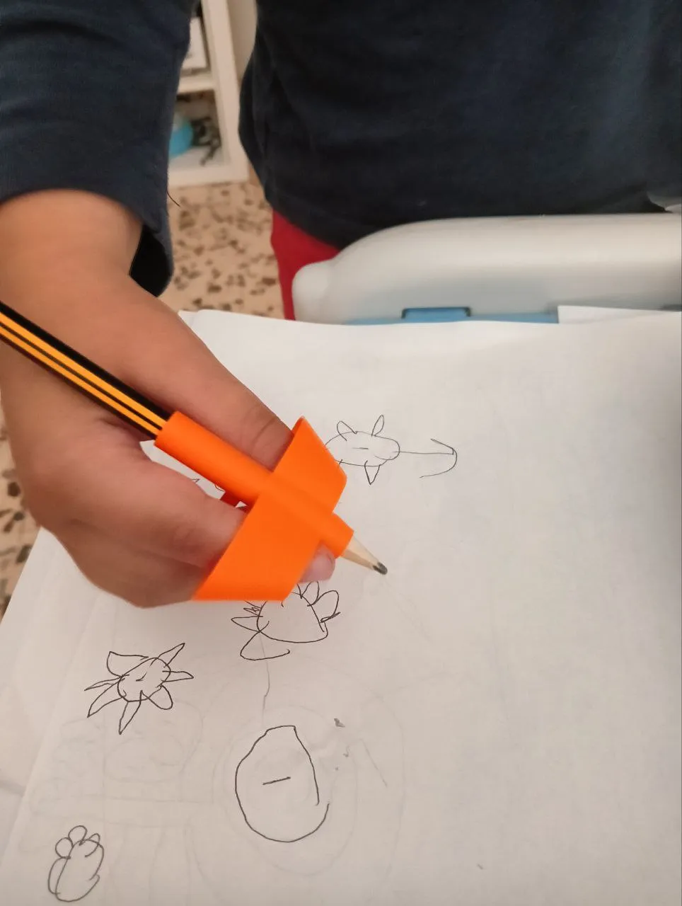 Pen holder, writing aid. Helps hold the pencil. by Xpresi MakerWorld ...