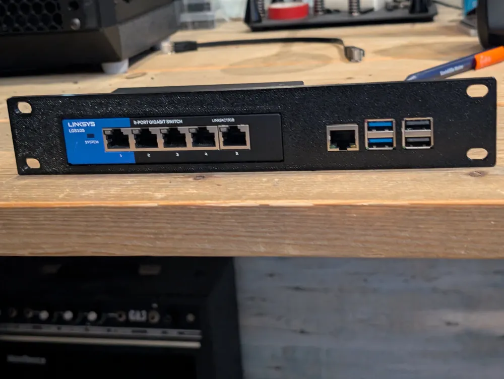 10 inch rack rpi5 and 5p Linksys switch (1u) by Le0n._. MakerWorld ...