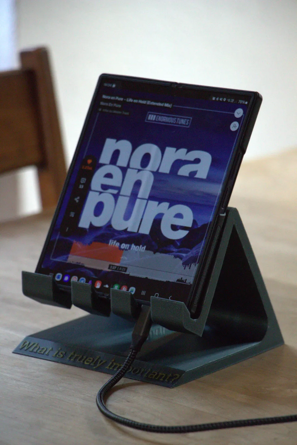 Samsung Galaxy Z Fold 6 & 7 Desk Stand - Free 3D Print Model - MakerWorld